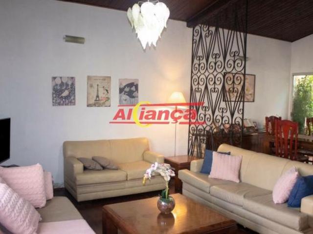 Casa Térrea 180 m², com 3 dormitórios e 1 suíte à venda no Jardim Santa Mena
