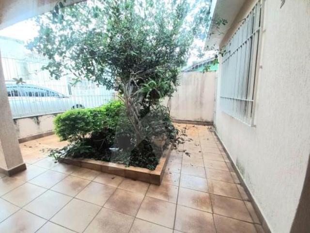 Casa térrea, 1 dormitório, vaga de garagem coberta e quintal na Vila Mazzei
