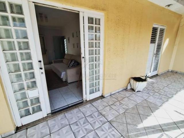 Casa térrea 200 metros 3 dormitórios, sendo 1 suíte, 3 vagas
