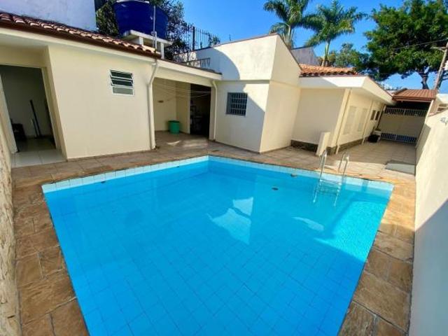Casa térrea 200m² com 3 quartos sendo 1 suíte, com piscina e 6 vagas