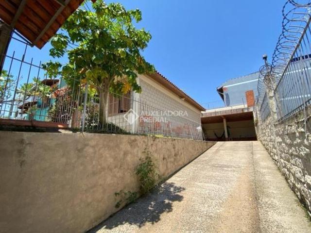 Casa térrea 2 dois dormitórios, pátio amplo em avenida principal no bairro São José