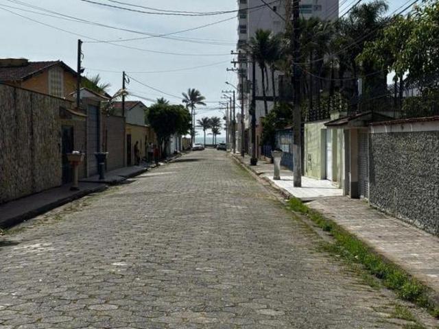 Casa térrea 2 dormitórios sendo em Mongaguá