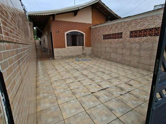 Casa Térrea 2 dorms e vagas em Maracanã Apenas 200mts da Praia!