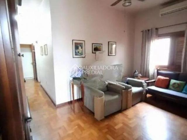 Casa Térrea 2 quarto, 268m² área total, 5 vagas, churrasqueira, edícula