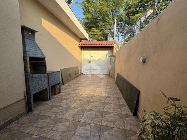 casa térrea 2 vagas de garagem. Tendo ao lado uma loja, ponto comercial. Excelente Localização