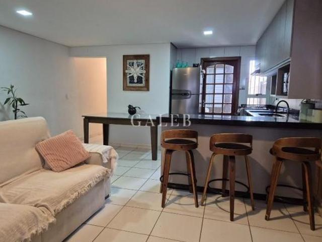 CASA TÉRREA, 2 VAGAS, 2 QUARTOS, 1 SUÍTE, PRÓXIMA DE COMÉRCIOS, CHURRASQUEIRA
