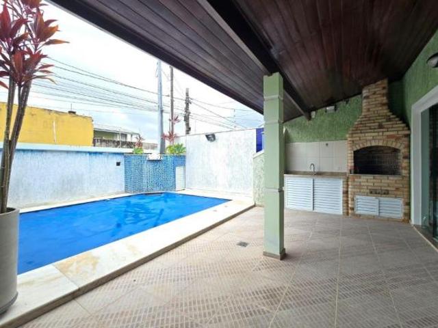 Casa térrea 3 Dts 1 suíte, Ampla Sala, Varanda gourmet, Piscina, 03 Vagas