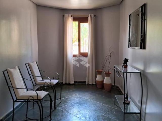 Casa térrea 3 dormitorio, 1 suite closet, 3 vagas cobertas. Bairro Chacara das Pedras