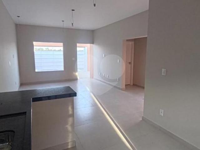 Casa térrea, 3 dormitório sendo 1 suíte, ambientes amplos e arejados, ótima localização, agende uma