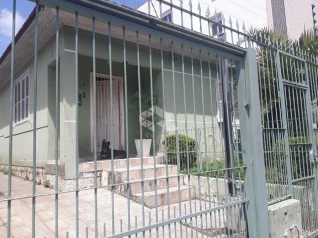 Casa Térrea 3 dormitórios, duas suítes, banho social, vaga para quatro carros, reformada