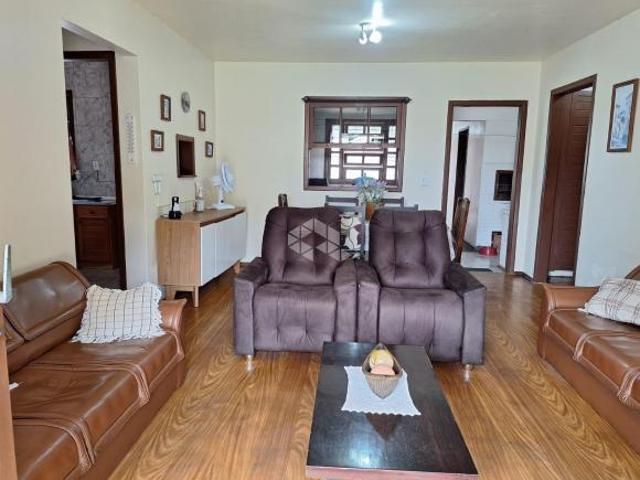 Casa térrea 3 dormitórios, sala, cozinha, 2 banheiros, garagem e área de serviço, com amplo terreno