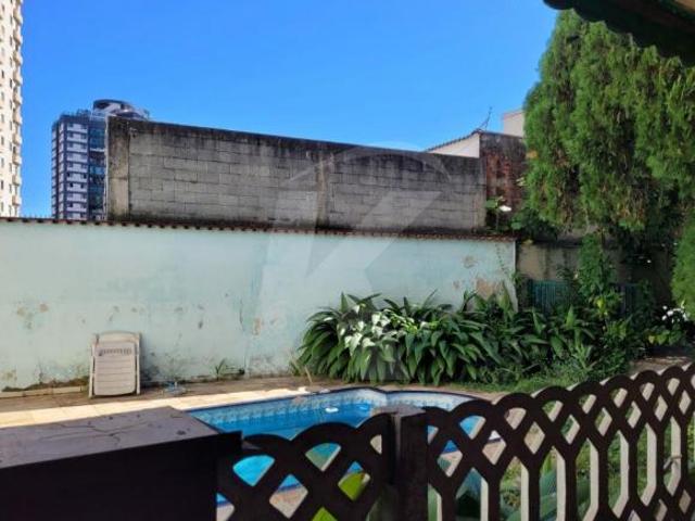 Casa térrea 3 dormitórios sendo 1 suíte, quintal, piscina e 4 Vagas em Santa Terezinha / Santana