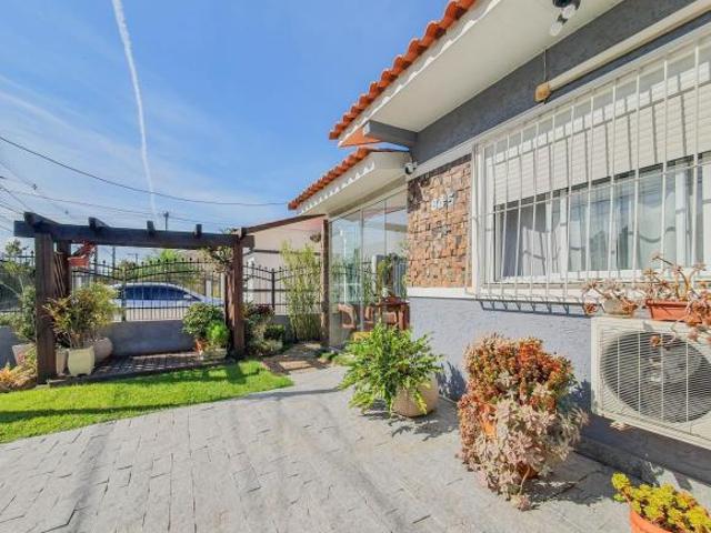 Casa térrea 3 dormitórios totalmente reformada área de churrasco coberta e entra