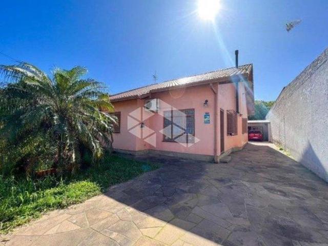 Casa Térrea 3 dormitórios,1 suíte com armários planejados, banheiro social, sala de estar, cozinha