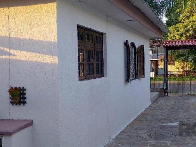 Casa térrea, 3 dormitórios, 1 suíte, living para 2 ambientes, cozinha, pátio, 2 banheiros e 4 vagas