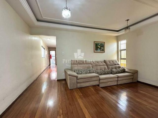 Casa térrea 3 dormitórios, 2 vagas, corredor lateral e quintal no Ermelino Matarazzo