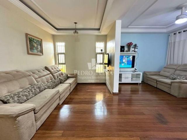 Casa térrea 3 dormitórios, 2 vagas, corredor lateral e quintal no Ermelino Matarazzo