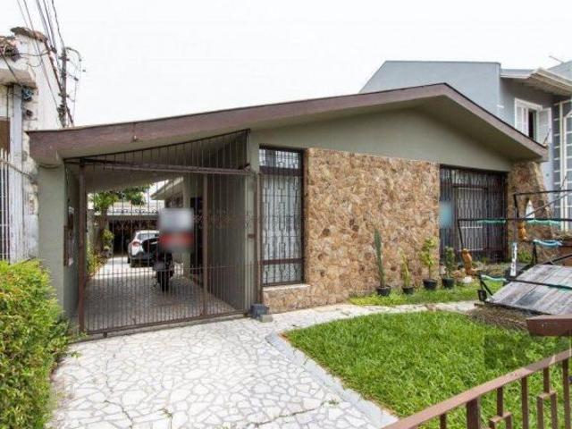 Casa térrea, 3 quartos, 2 banheiros, com pátio no Bairro Cavalhada