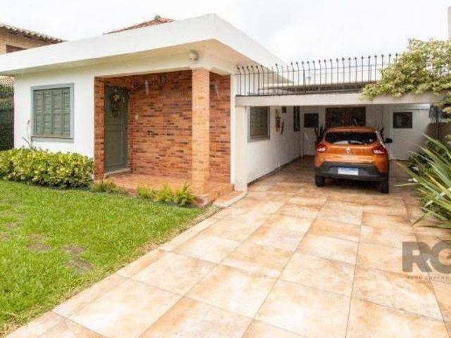 Casa térrea, 3 quartos, edícula, com 2 suites, pátio Bairro Guarujá