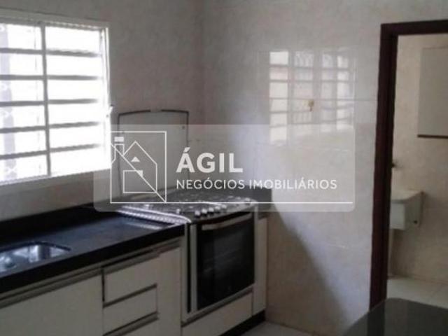 Casa Térrea. 3 Quartos sendo 1 suite. Sala de estar e jantar conjugadas. Cozinha completa