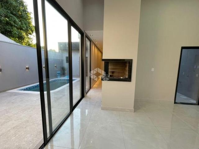 Casa térrea, 3 suítes, espaço gourmet com churrasqueira e piscina, 4 vagas de garagem. Sapucaia do S