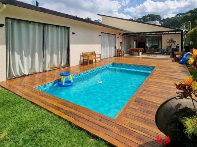 Casa térrea 3 suítes piscina e 3 vagas cobertas Chácara Eliana