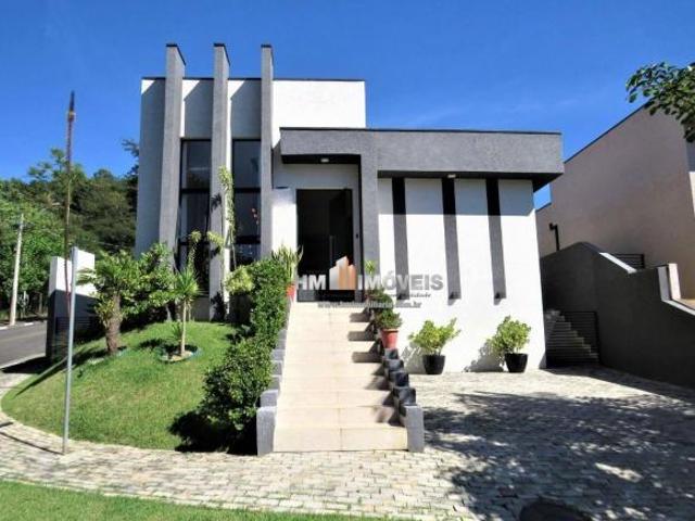 Casa térrea, 3 suítes, sala de estar e jantar, cozinha integrada, área gourmet completa, piscina e p