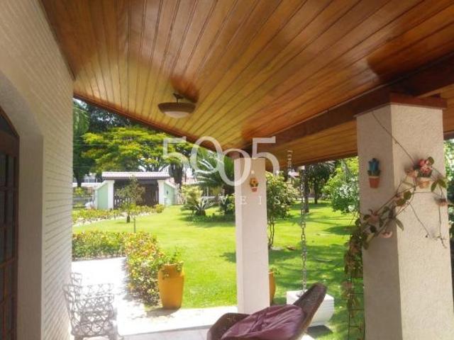 Casa térrea, totalmente mobiliada, possui 500 m2 de área construída, em um terreno de 2.000 m2. Loca