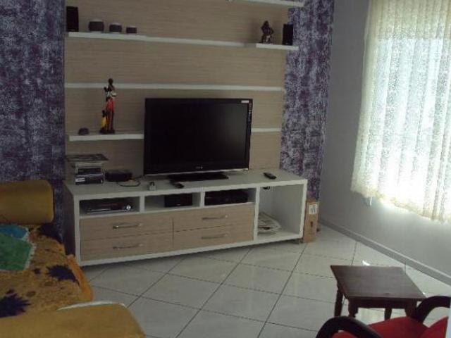 Casa térrea a poucas quadra do mar, centro de Tramandaí, com três quartos, anexo com quiosque e pisc
