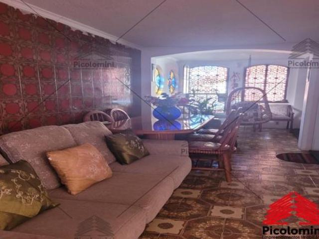 Casa térrea a venda na Penha com 3 quartos e 2 edículas, total 6 quartos, com jardim e quintal e 2