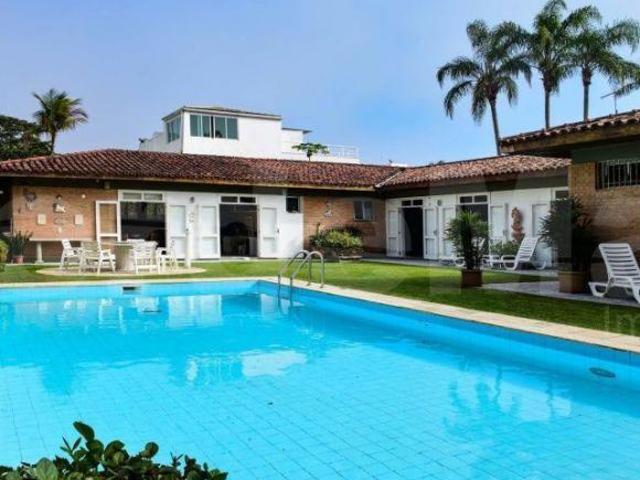 Casa térrea a venda na praia da Enseada em Guarujá