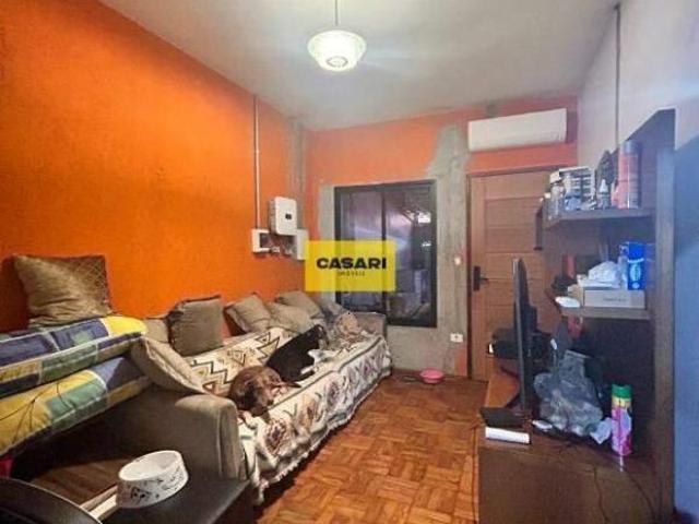 Casa térrea à venda na Rua Cássio de Oliveira | 2 dormitórios e quintal