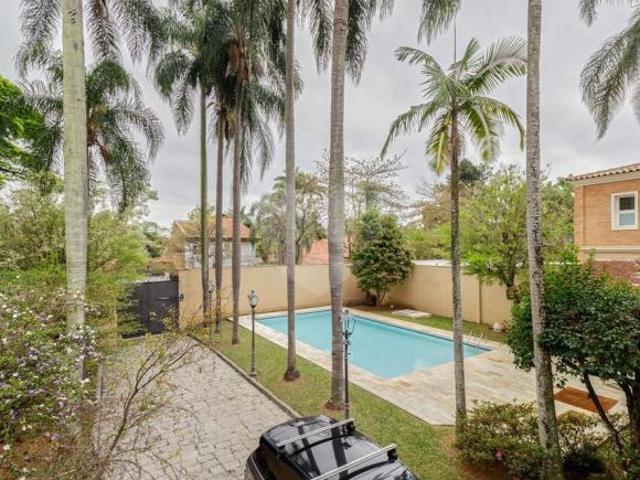 Casa térrea à venda, no Alto da Boa Vista, 1,200 m² total, 5 suítes, Piscina, amplo jardim!