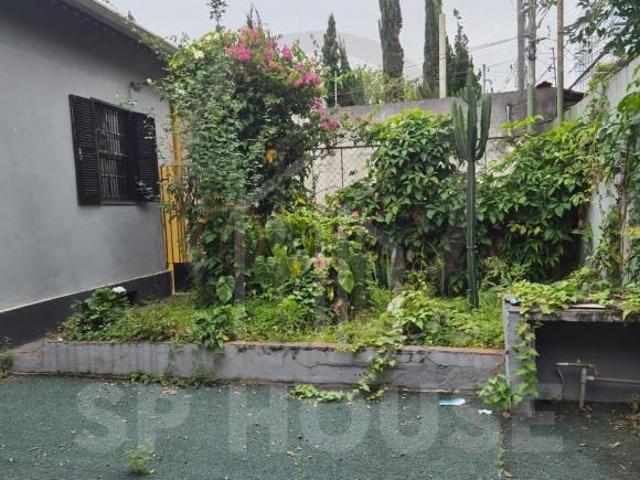 Casa térrea à venda no Brooklin com 2 quartos, 2 vagas, quintal, 240m²