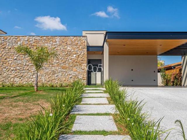 Casa térrea à venda no Condomínio Campos de Santo Antônio I com 275m² e 4 suítes