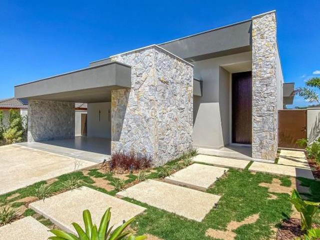 Casa térrea à venda no Condomínio Campos de Santo Antônio II com 375m² e 4 suítes