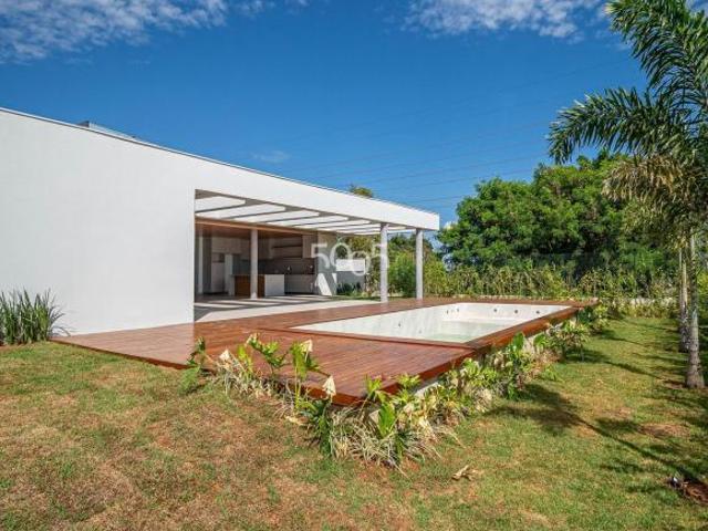 Casa térrea à venda no Condomínio Campos de Santo Antônio II com 335m² e 4 súites