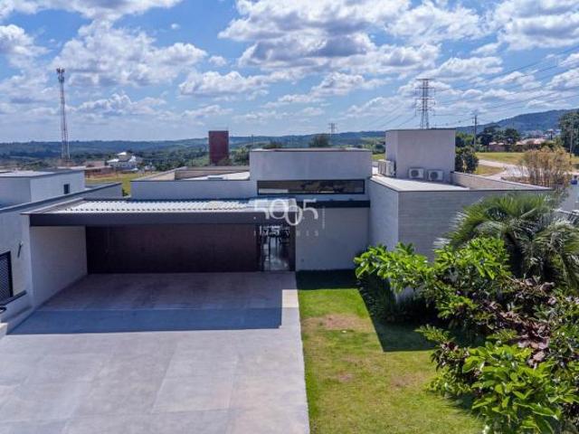 Casa térrea à venda no Condomínio Campos de Santo Antônio II com 404 e 4 suítes