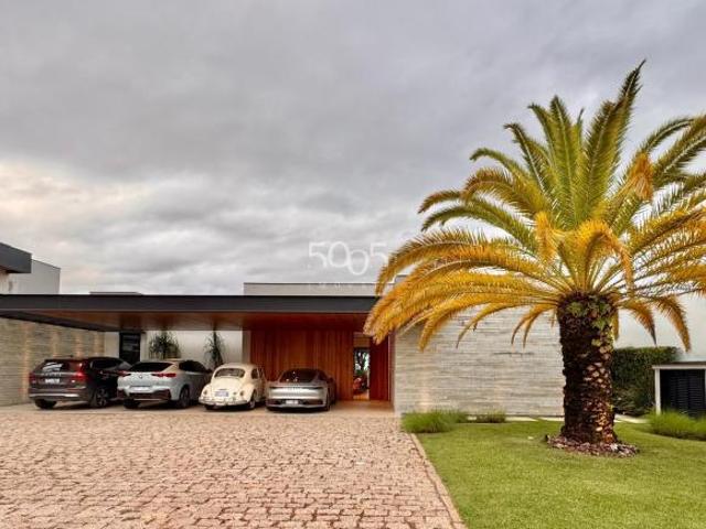 Casa térrea à venda no Condomínio Campos de Santo Antônio II com 410m² e 4 suítes com closet