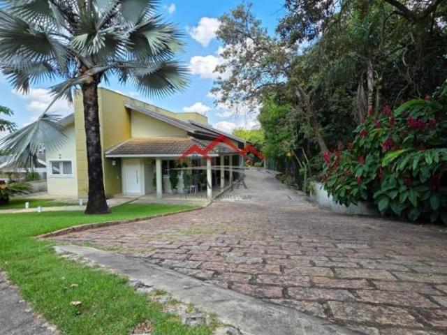 Casa térrea à venda no Condomínio Bosque dos Jatobás, em Jundiaí: terreno de 1054m², 3 suítes, 8 vag