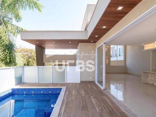 Casa terréa à venda no Condomínio do Lago