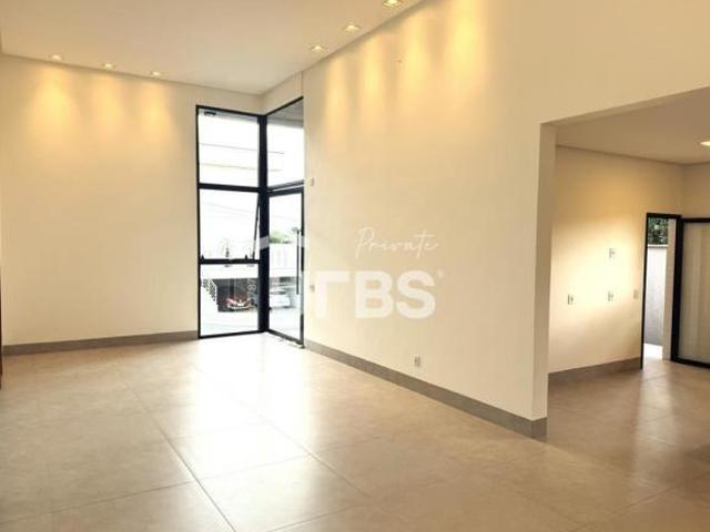 Casa térrea à venda no Condomínio do Lago, em Goiânia, com 280 m² de área construída, 4 suítes, pisc