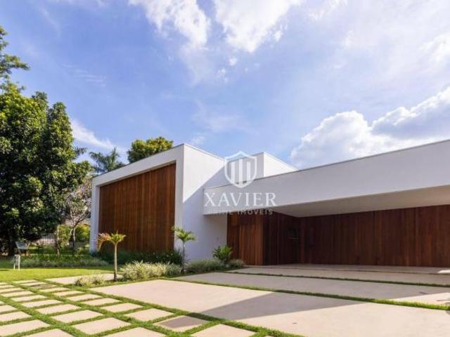 Casa Térrea à Venda no Condomínio Lago Azul Golfe Clube – 4 Suítes, Piscina e Vista Incrível em Meio