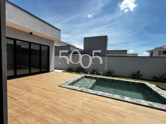 Casa térrea à venda no condomínio Saint Paul com 3 suítes, 210m² de área construída e 390m² de área