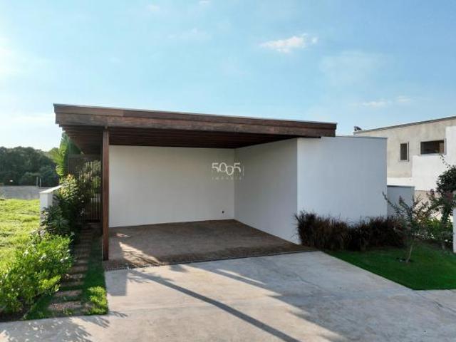 Casa térrea à venda no Condomínio Saint Paul em Itu, 3 suítes, 218m² de área construída e área tota