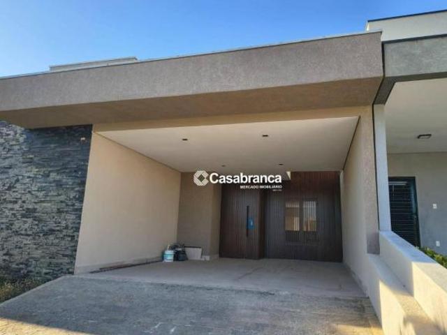 Casa térrea à venda no Condomínio Sunlake, com 3 quartos, sendo 1 suíte com closet, excelente acabam