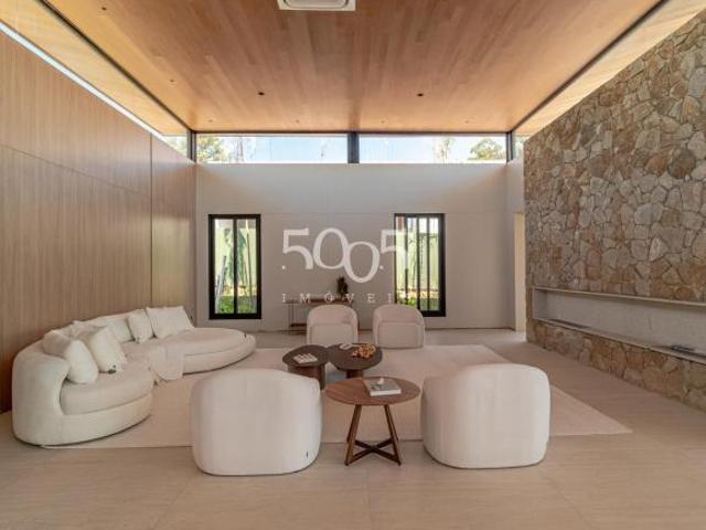 Casa térrea à venda no Condomínio Terras de São José com 654m² e 5 suítes