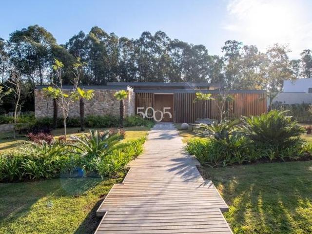 Casa térrea à venda no Condomínio Terras de São José II, 5 suítes, com 700m² de área construída e 2
