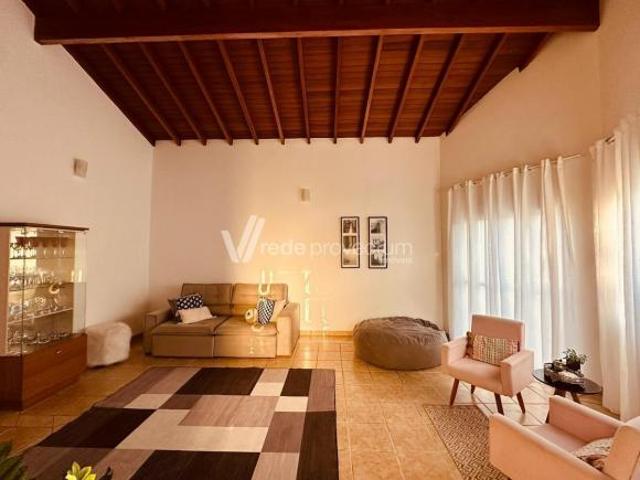 Casa Térrea à Venda no Condomínio Vivenda das Quaresmeiras – Valinhos/SP