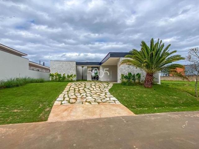 Casa térrea à venda no Condomínio Xapada com 374m² e 4 suítes